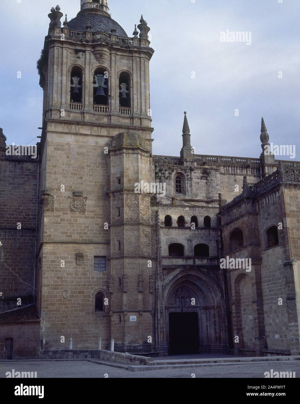 FACHADA NORTE DE LA CATEDRAL DE CORIA CON PORTADA TARDOGOTICA DEL SIGLO ...