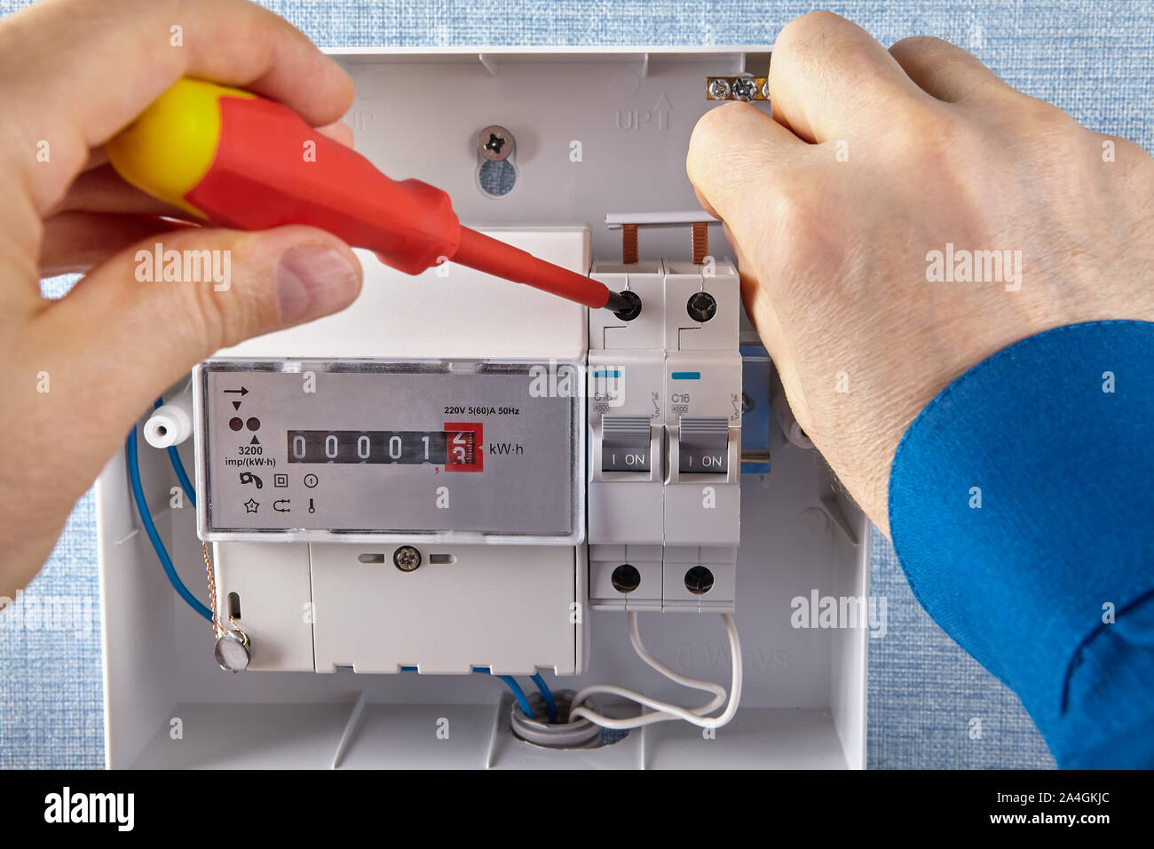 Ein Elektriker installiert von Elektro panel mit Leistungsschalter und ...
