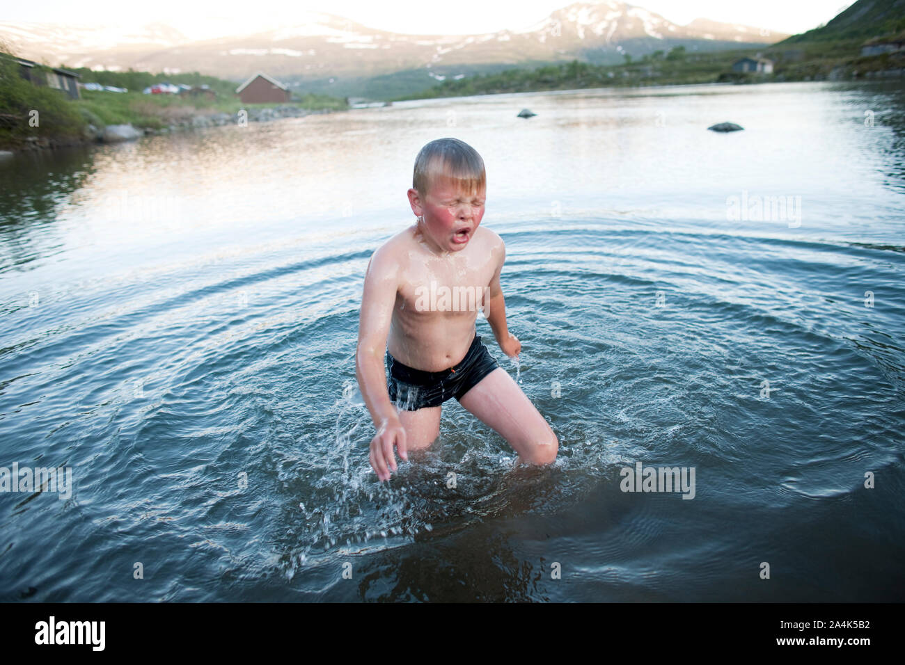 Knaben baden -Fotos und -Bildmaterial in hoher Auflösung - Seite 2 - Alamy