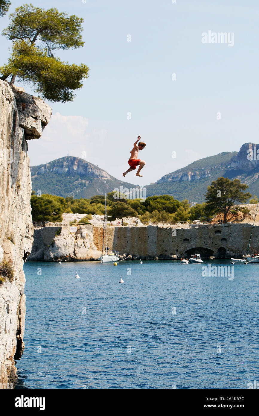 Menschen ins Meer springen von Cliff Stockfotografie - Alamy