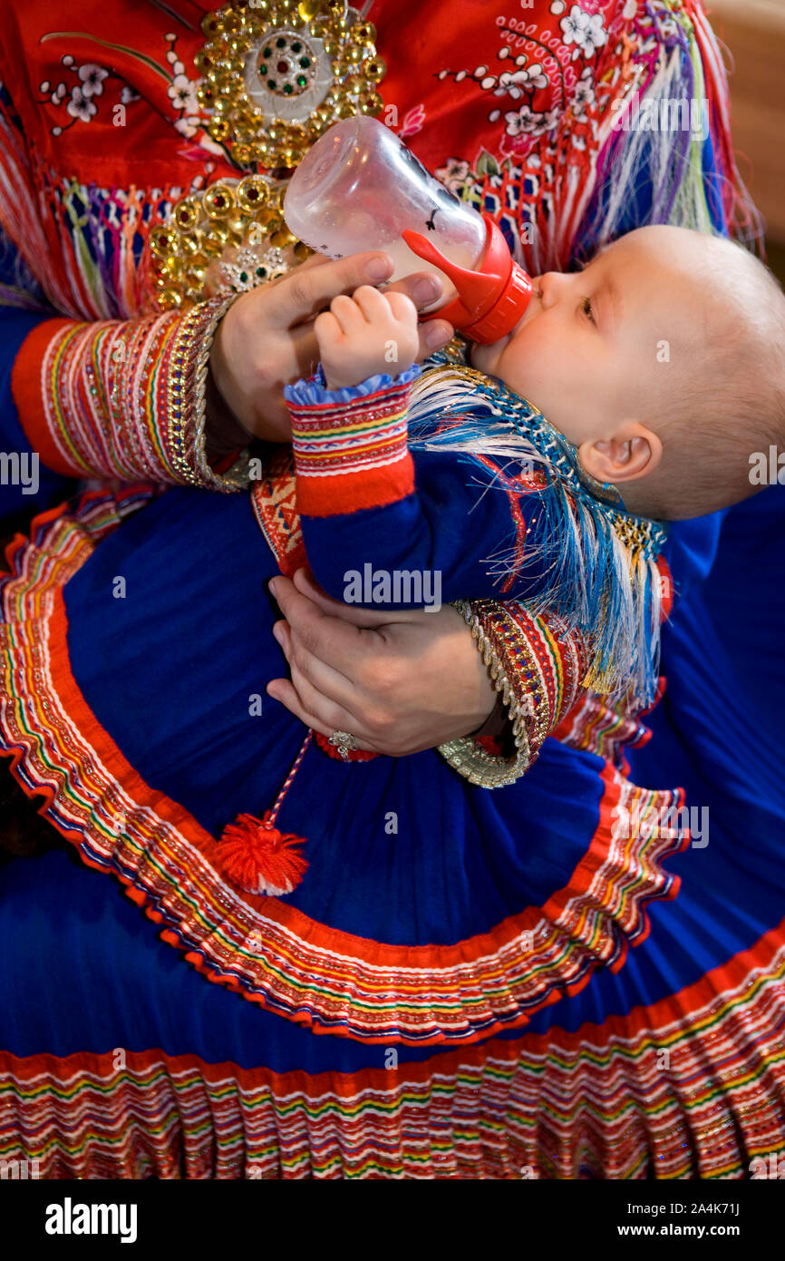 Laplander Mutter feeding Baby. Lapp/Lappen/Laplander/Laplanders ...