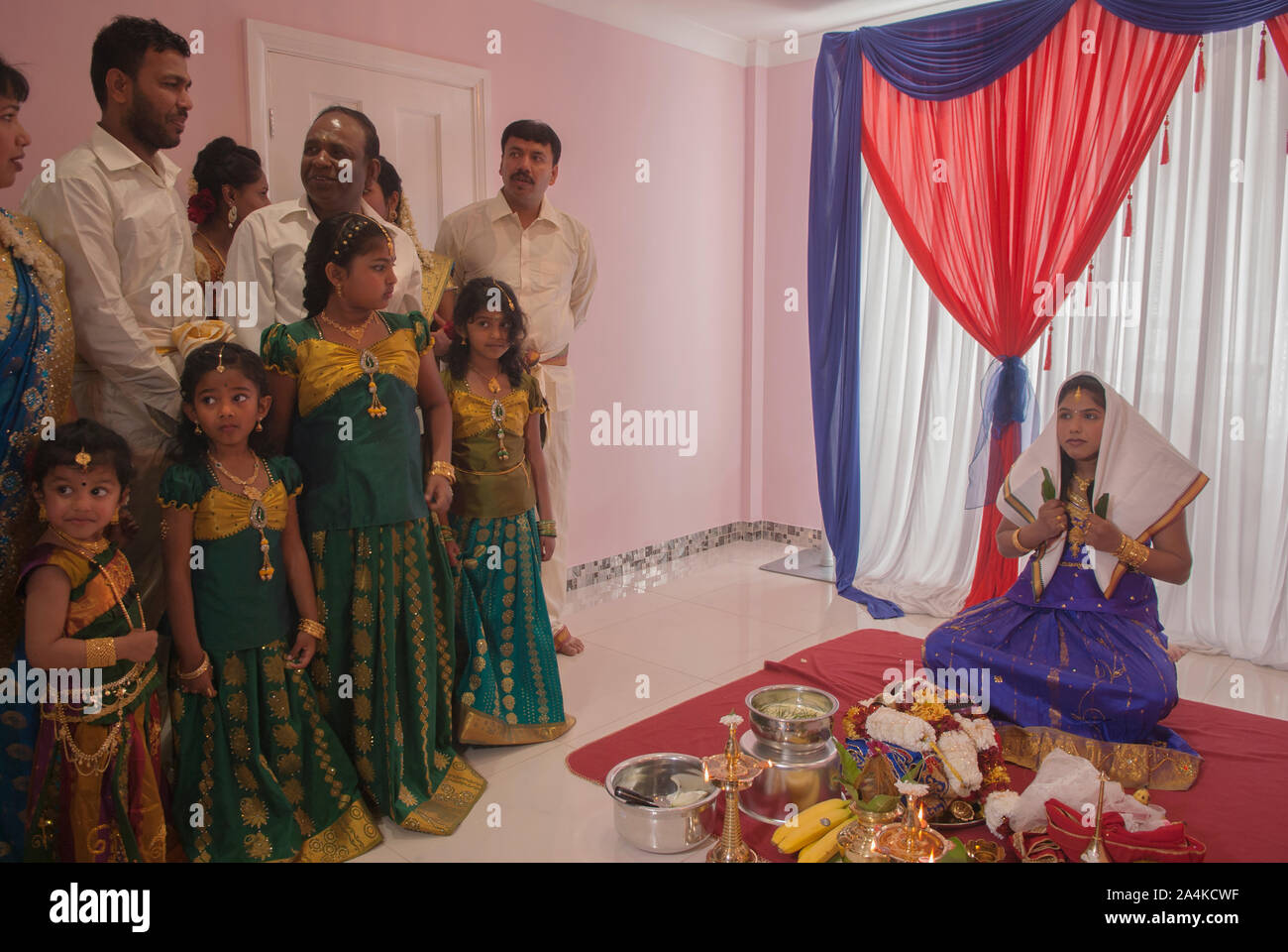 Die Hindu-Familie in London feiert ihre 16-jährige Tochter-Coming-of ...