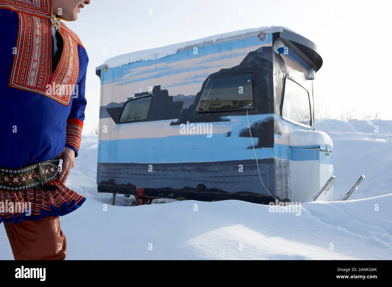 Wohnmobil/gompi auf der Finnmarksvidda. Mann, der Tracht von sich ...