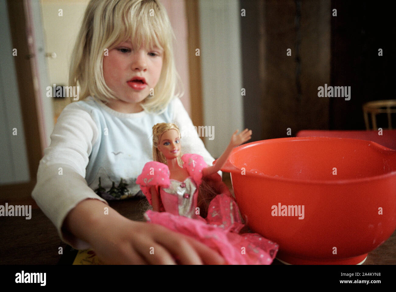 Mädchen am Tisch spielen mit Barbie Puppe - Vorbild Stockfotografie - Alamy