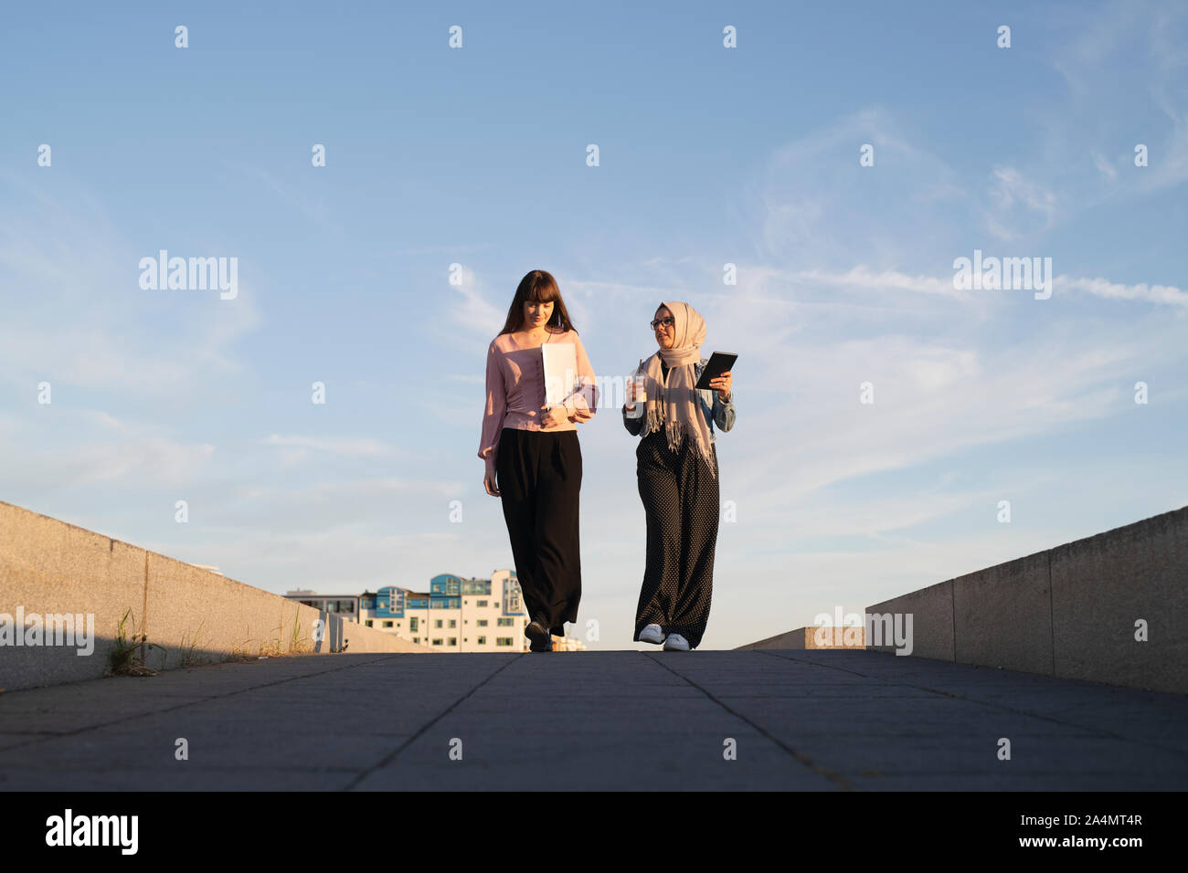 Kollegen freunde -Fotos und -Bildmaterial in hoher Auflösung – Alamy