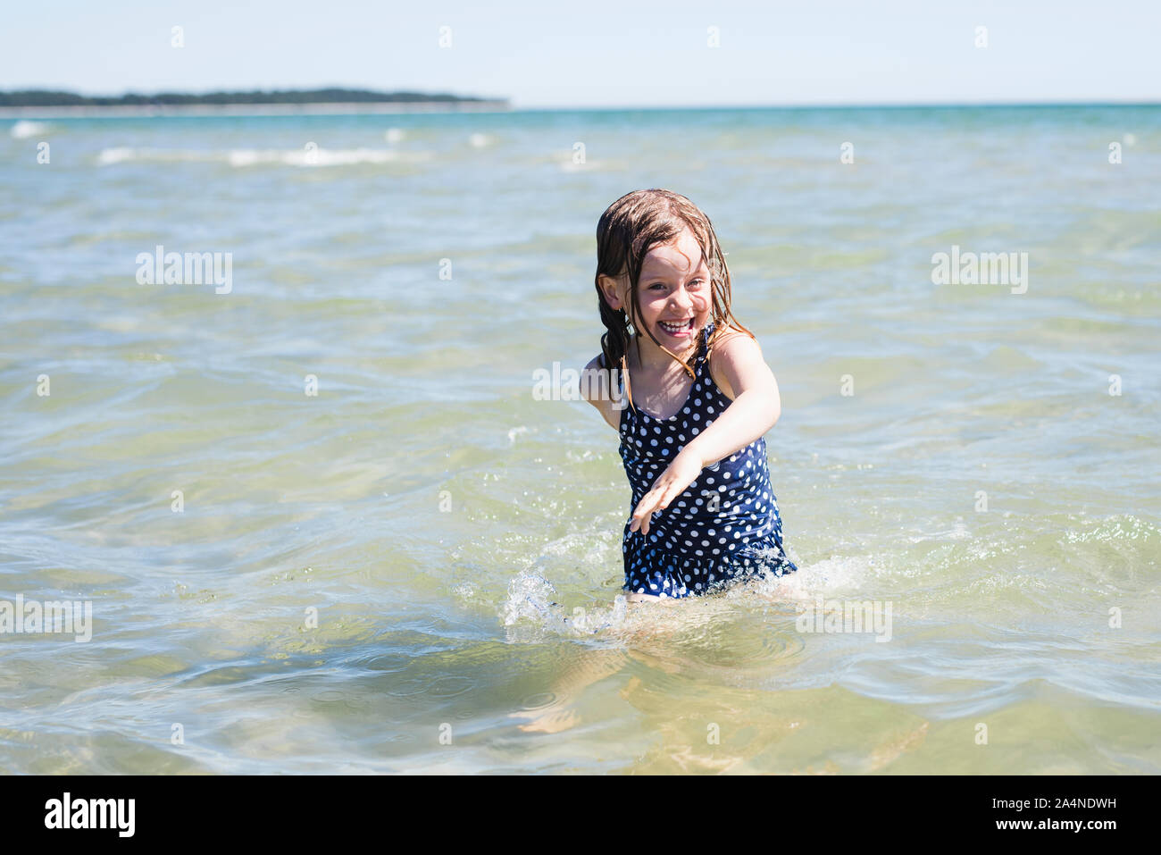 Madchen baden -Fotos und -Bildmaterial in hoher Auflösung – Alamy