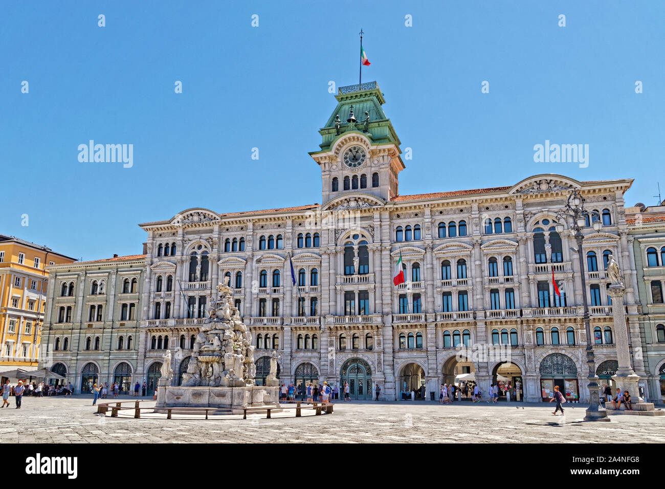 Rathaus und Piazza Unità d'Italia mit der Fontana dei Quattro ...
