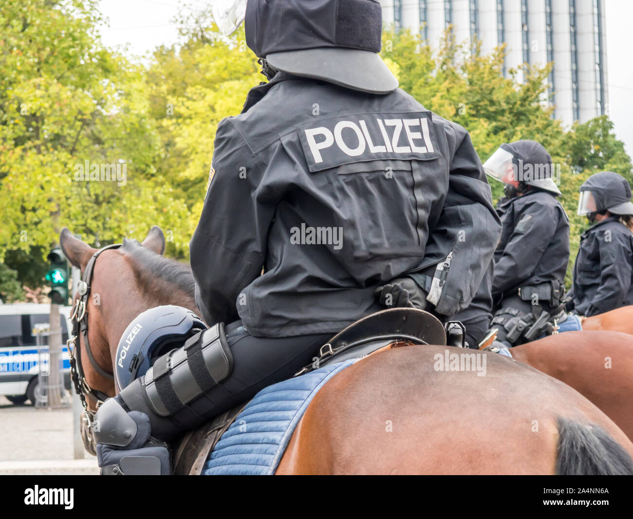 Polizei mit einem pferd -Fotos und -Bildmaterial in hoher Auflösung – Alamy