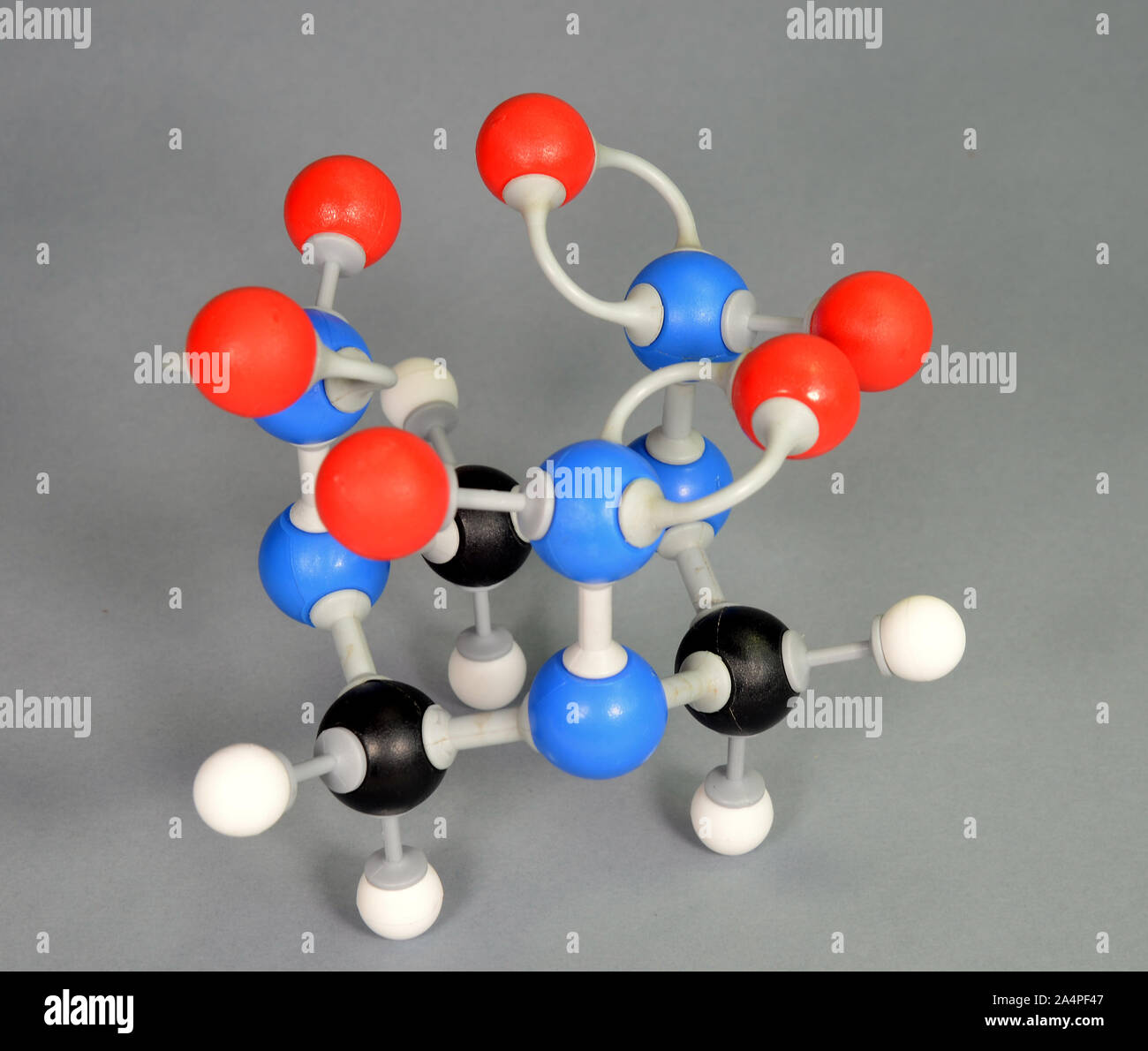 Molekülmodell des C4-Sprengstoff. (Cyclonite) Weiß ist Wasserstoff ...