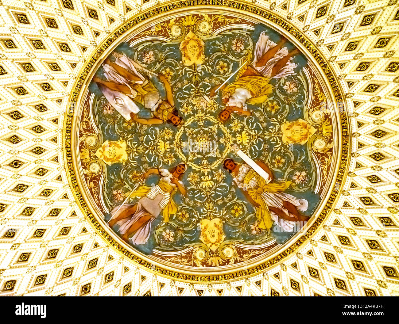 Female angels -Fotos und -Bildmaterial in hoher Auflösung – Alamy