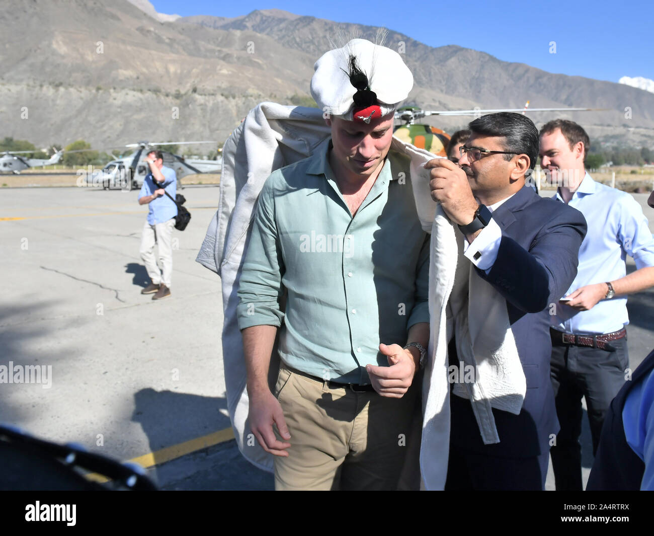 Der Herzog von Cambridge zieht ein traditionelles Hut und Mantel bei ...