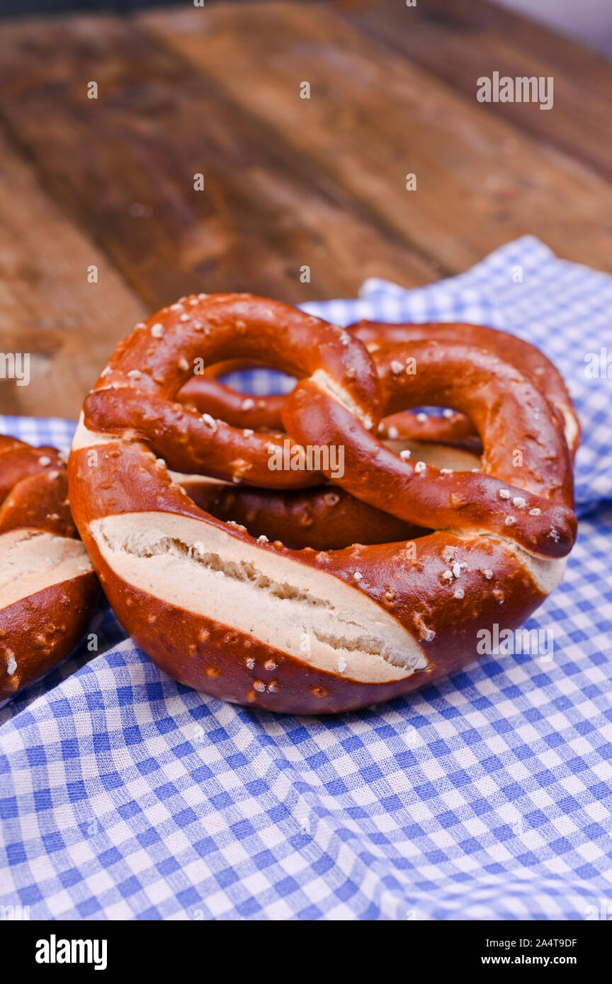 Bayerische Brezel geschmückt mit einem blauen und weißen Tuch an einem ...