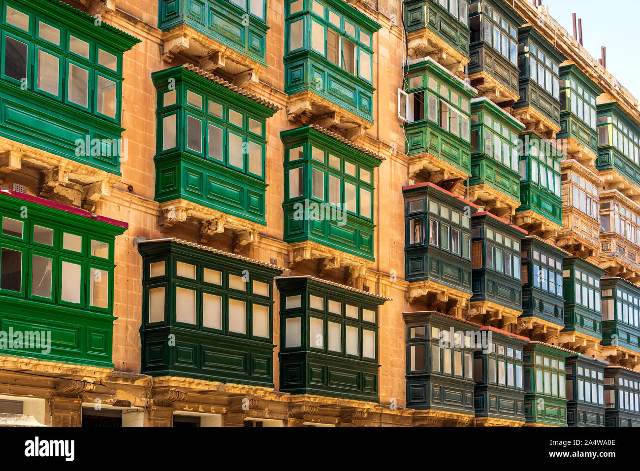 Gelbe fassade mit grünen balkonen -Fotos und -Bildmaterial in hoher ...