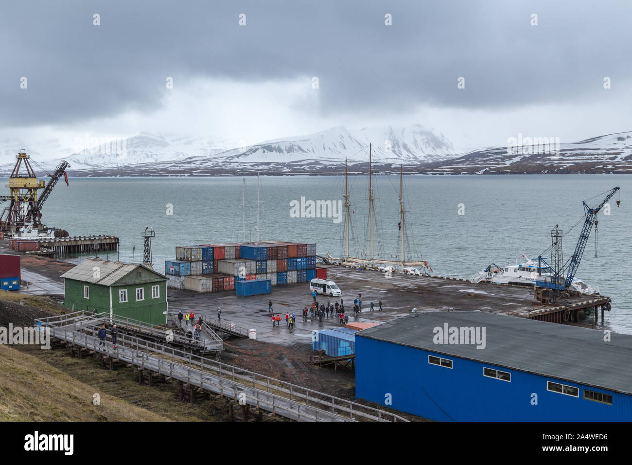Barentsburg russian settlement svalbard spitsbergen -Fotos und ...