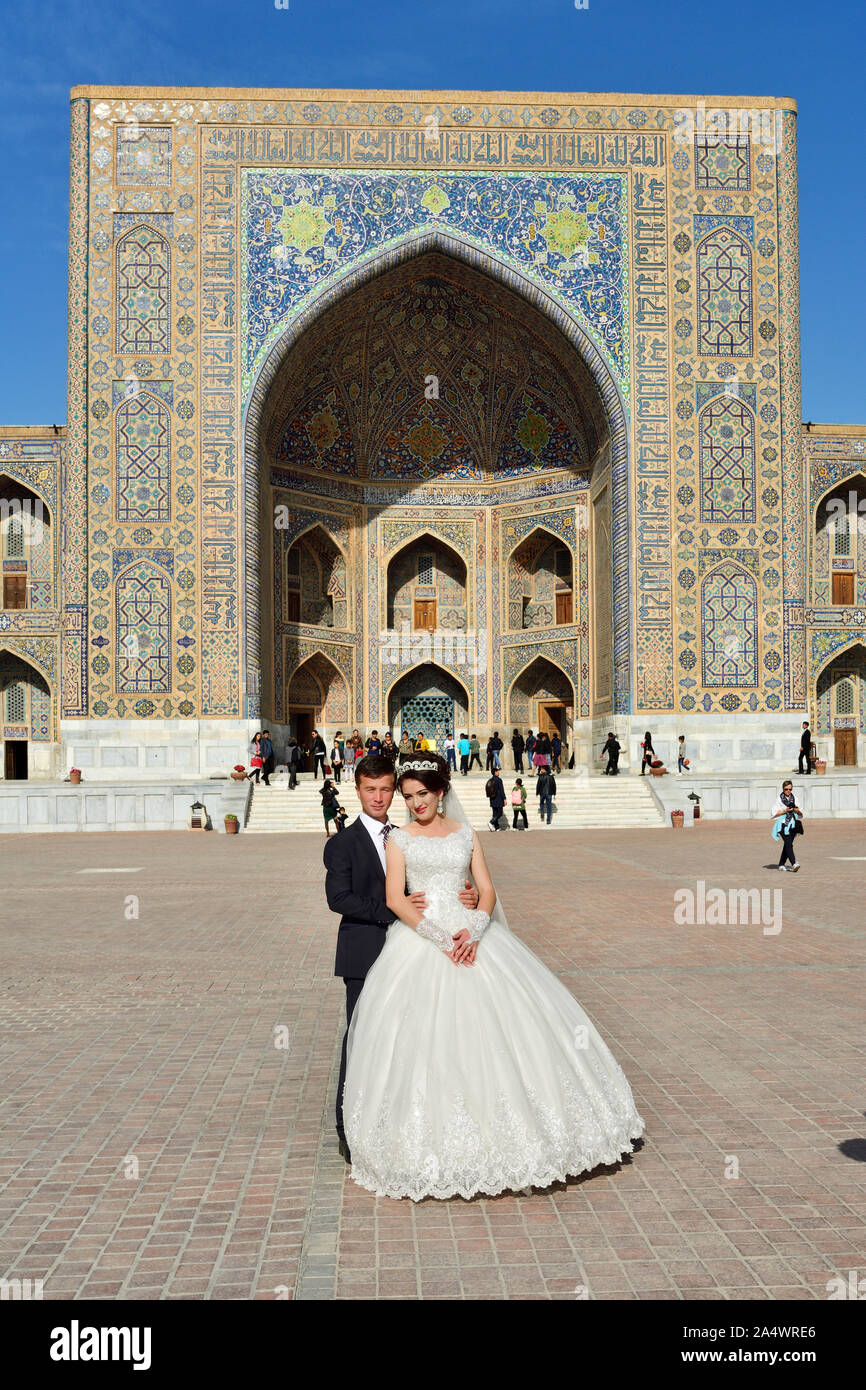 Eine Hochzeit in Registan Platz, ein UNESCO-Weltkulturerbe, Samarkand ...