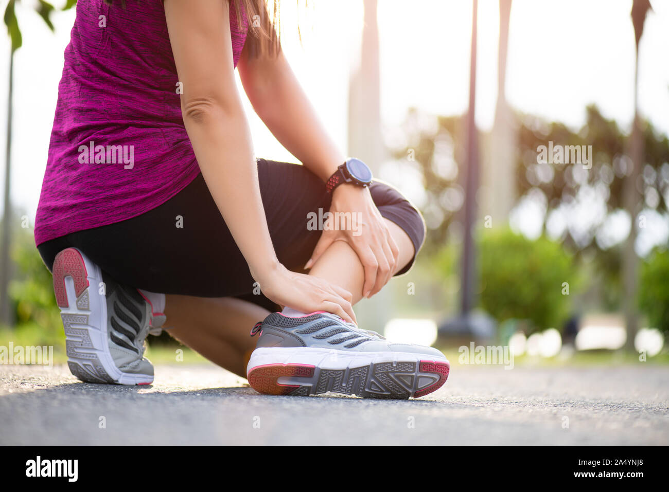 Fuss verstaucht frau umgeknickt -Fotos und -Bildmaterial in hoher ...