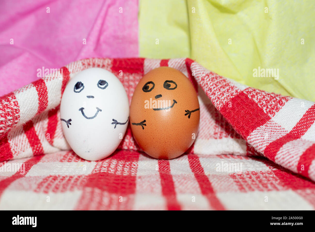 Konzept der Freundschaft. Lustige zwei Eier in verschiedenen Farben ...