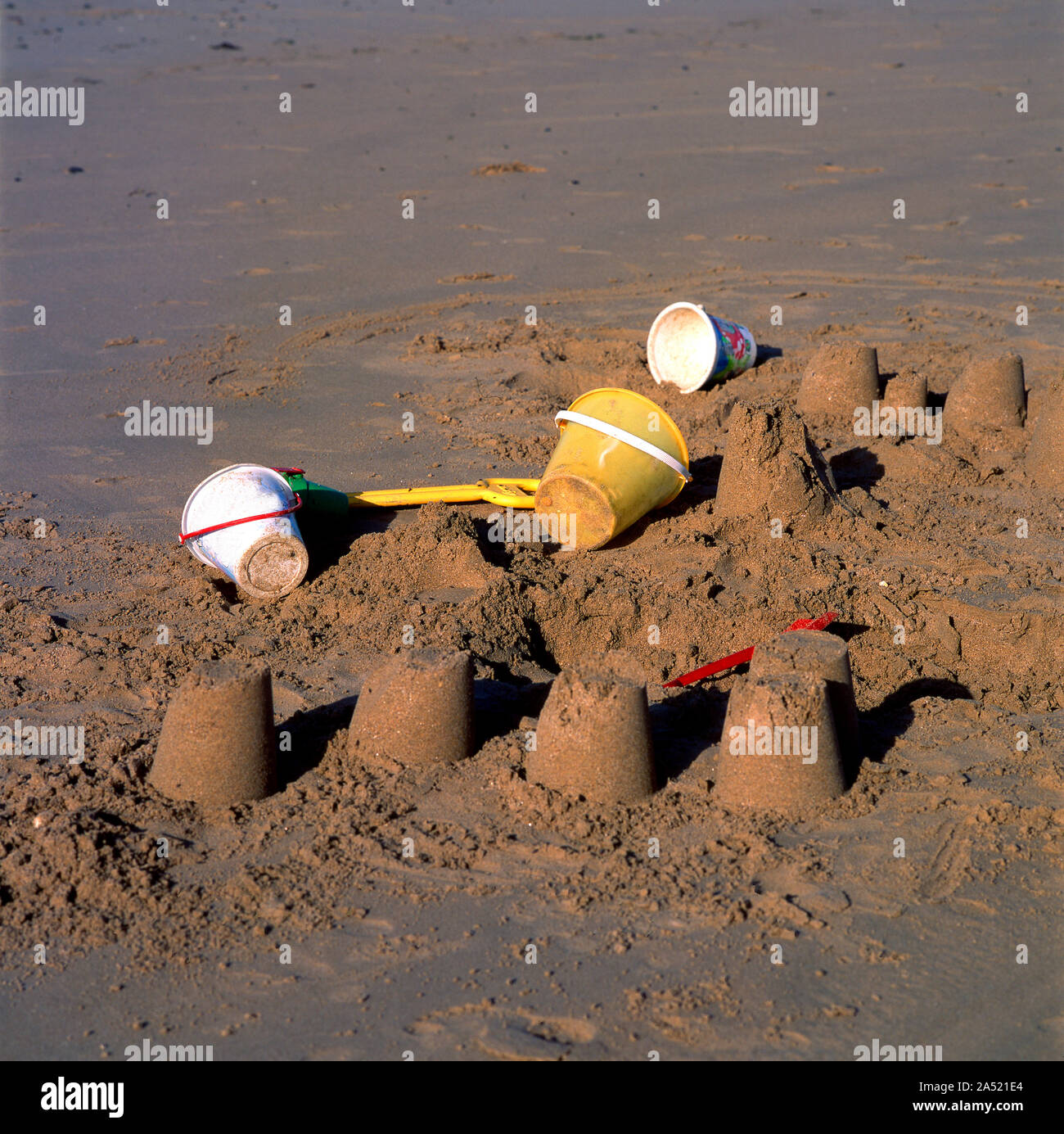 Eimer und spaten am strand -Fotos und -Bildmaterial in hoher Auflösung ...