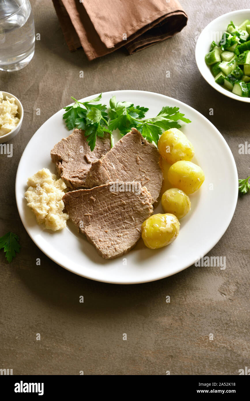 Gekochtes schweinefleisch mit meerrettich -Fotos und -Bildmaterial in ...