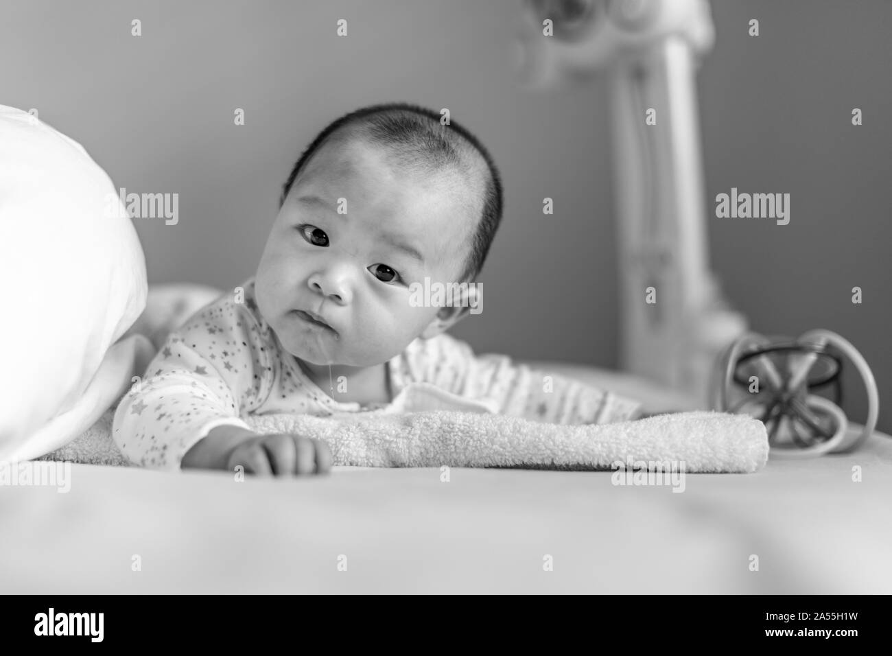 Junge liegend auf dem bett Schwarzweiß-Stockfotos und -bilder - Alamy