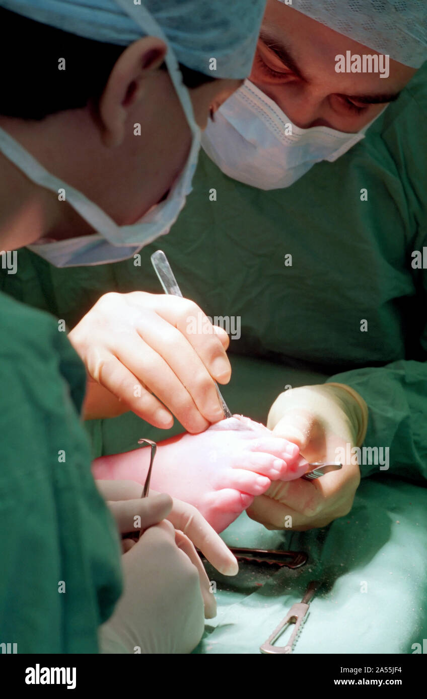 Chirurgen in einem nhs krankenhaus -Fotos und -Bildmaterial in hoher ...