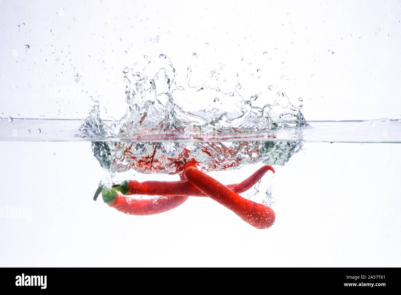 Pfeffer tauchen ins wasser -Fotos und -Bildmaterial in hoher Auflösung ...
