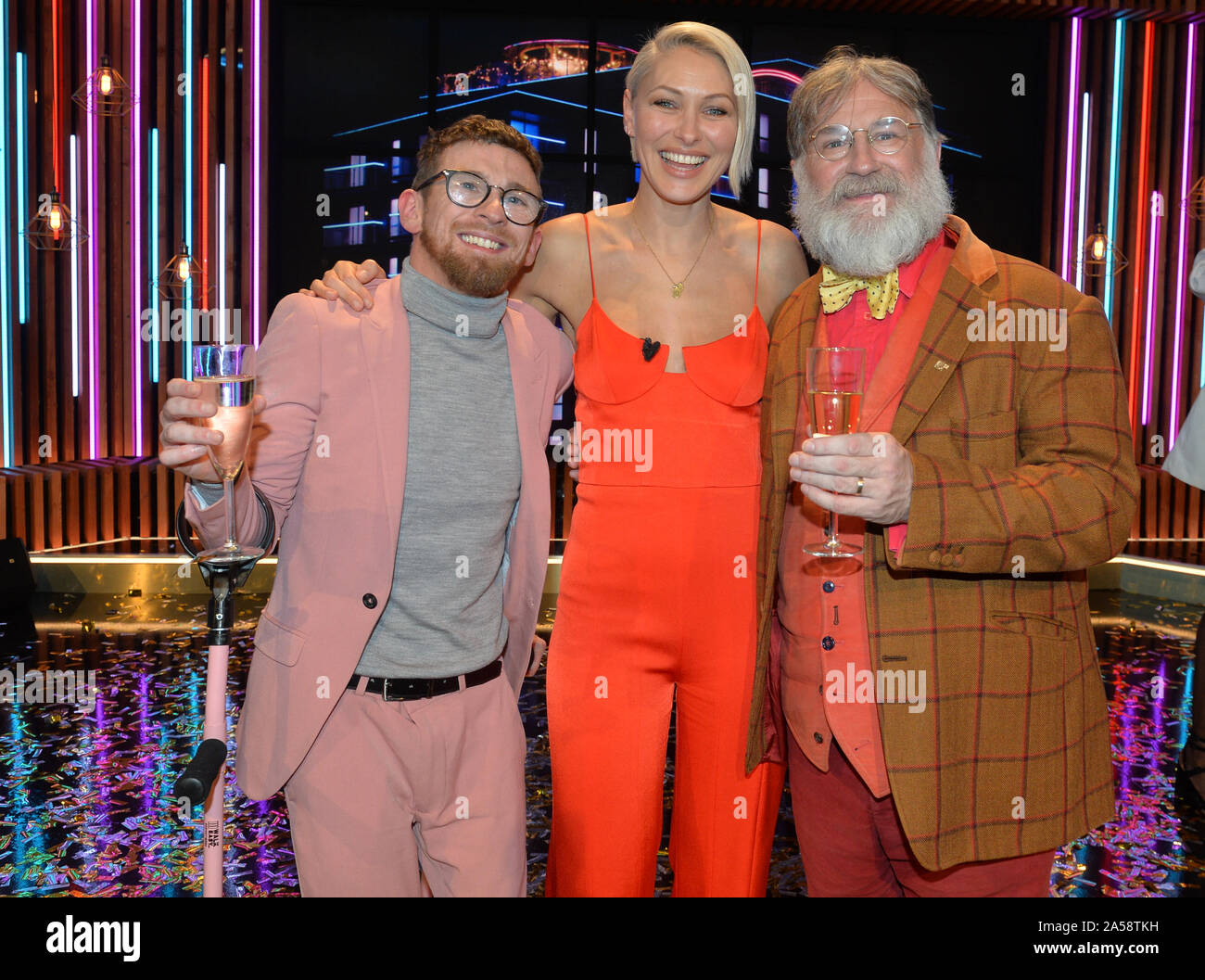 (Von links nach rechts) Sieger Paddy Smyth, host Emma Willis und Viewer ...