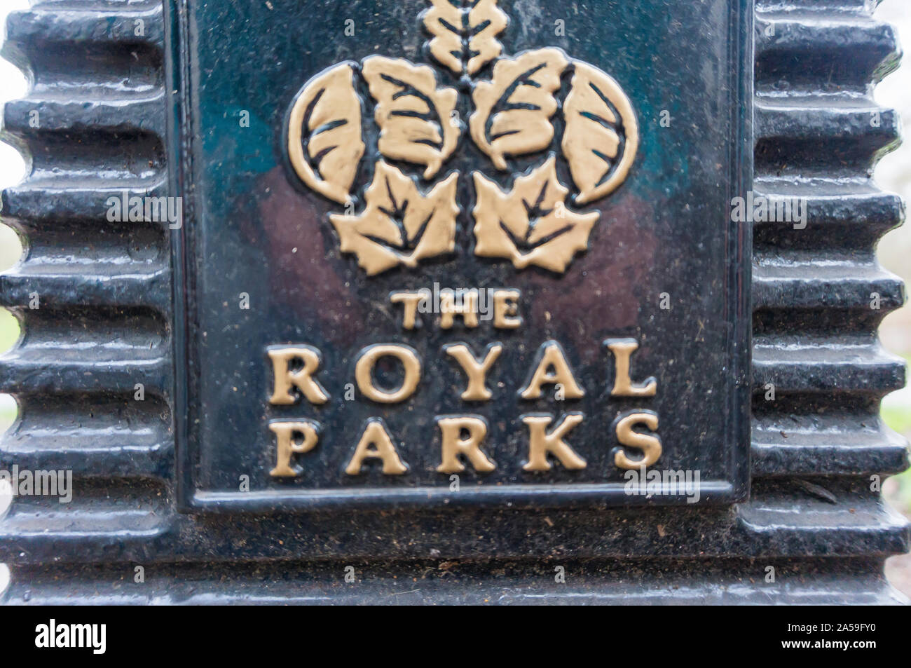 Buckingham Palace Gate mit königlichen Wappen Stockfotografie - Alamy