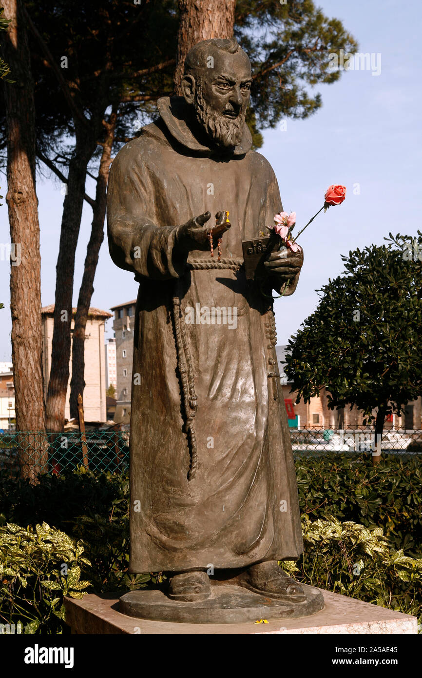 Statua di san pio -Fotos und -Bildmaterial in hoher Auflösung – Alamy