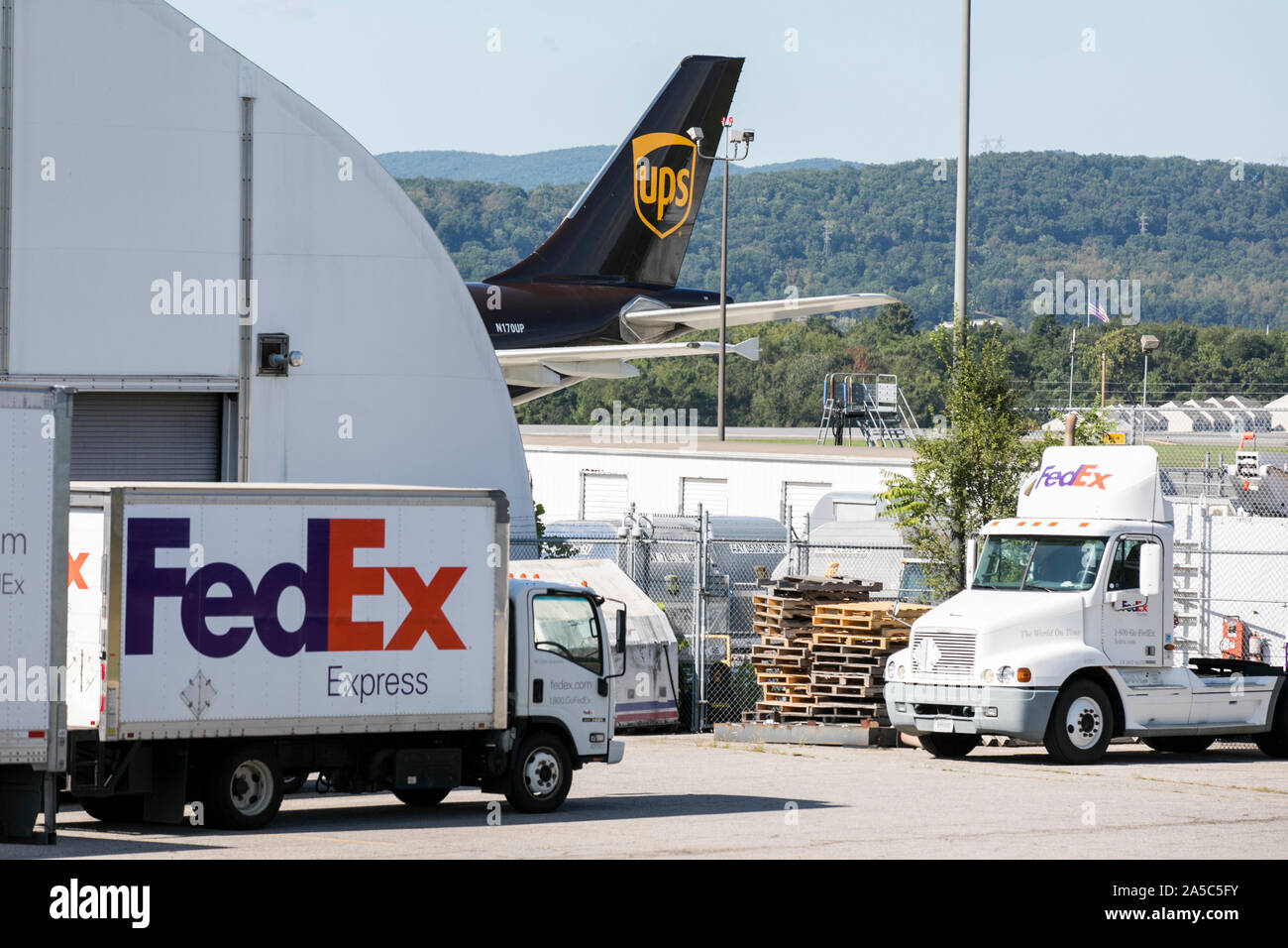FedEx Express Freight Lkw und eine UPS (United Parcel Service) Airlines ...