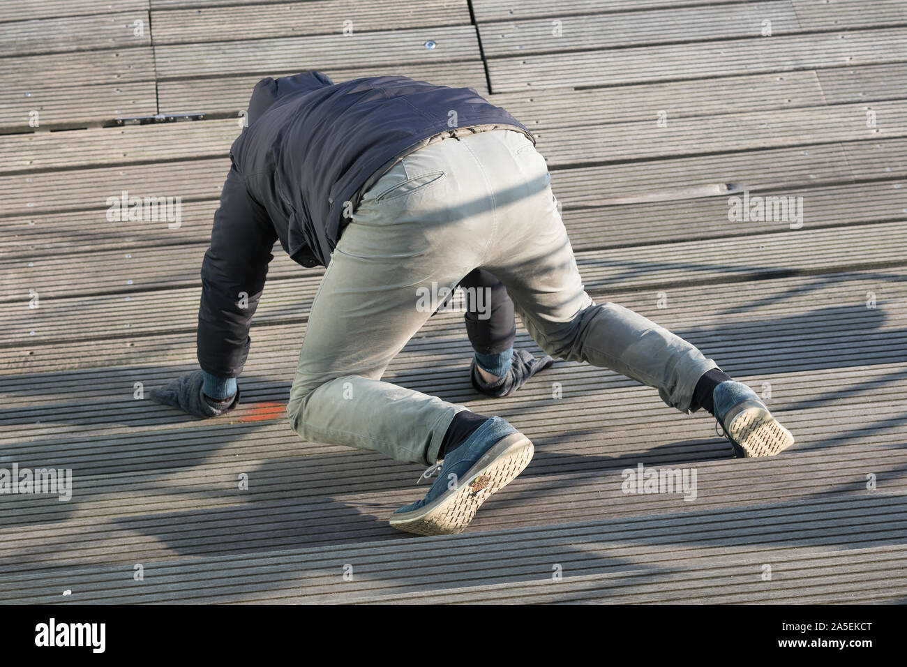 Die treppe hinunter -Fotos und -Bildmaterial in hoher Auflösung – Alamy