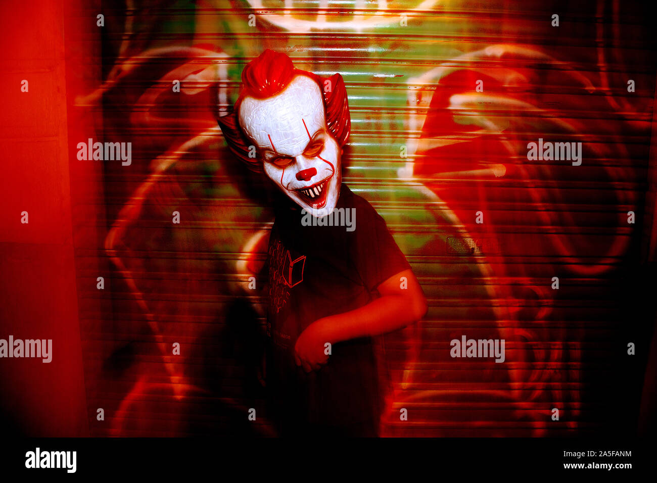 Scary mask play -Fotos und -Bildmaterial in hoher Auflösung – Alamy