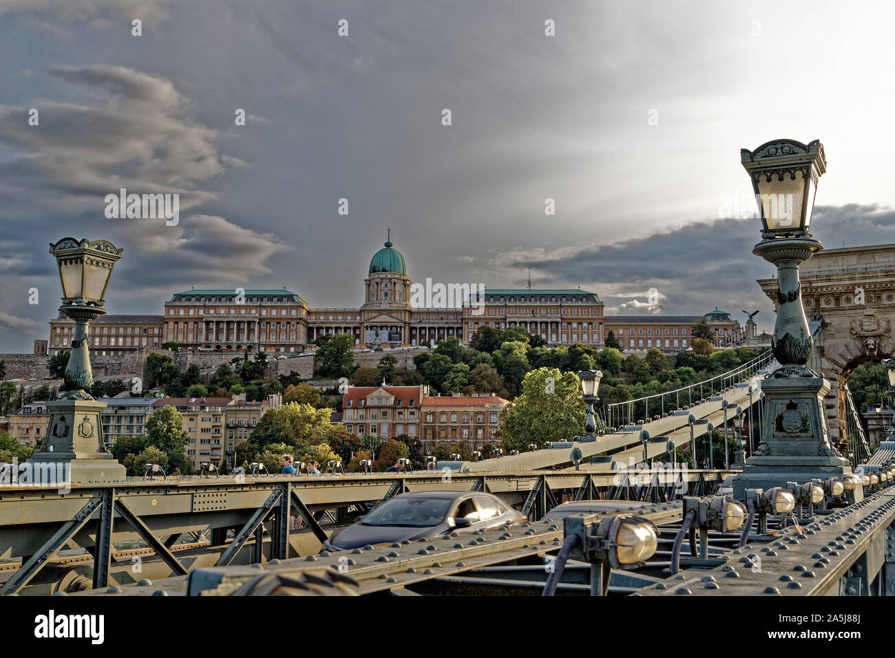Budapest, Ungarn. 16 August, 2019. Der Széchenyi Kettenbrücke verbindet ...