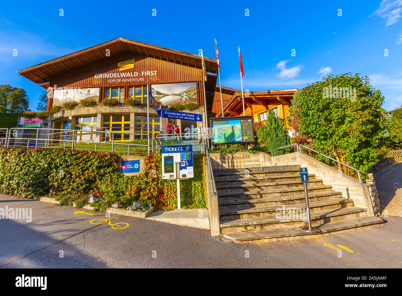 Traditionelles Holzchalet Grindelwald Stockfotos und -bilder Kaufen - Alamy