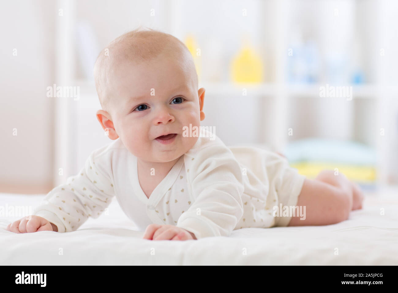 Junge Im Bett Liegend Auf Bauch Stockfotos und -bilder Kaufen - Alamy