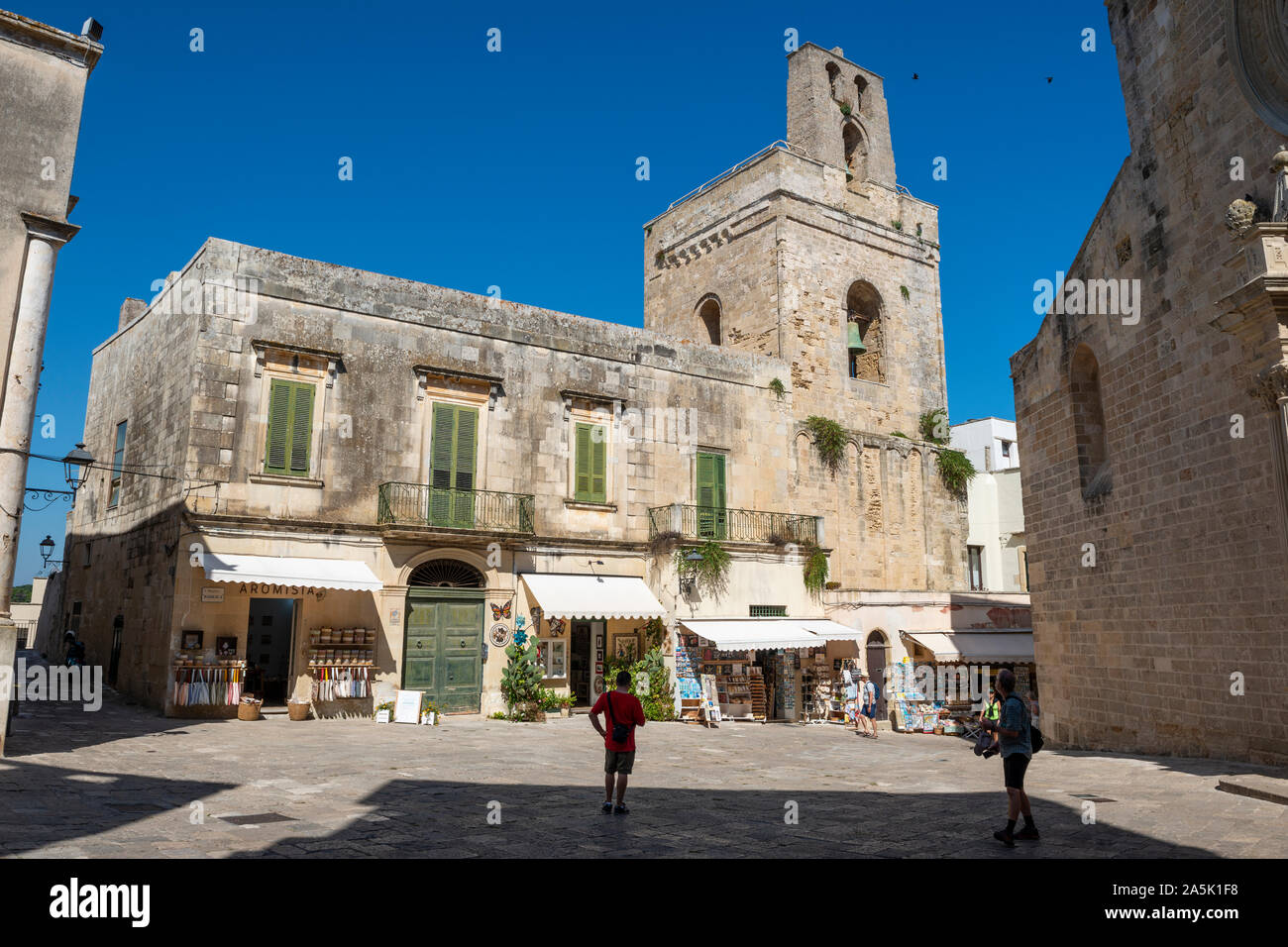 Souvenir Geschäfte auf der Via Basilika mit Glockenturm der Kathedrale ...