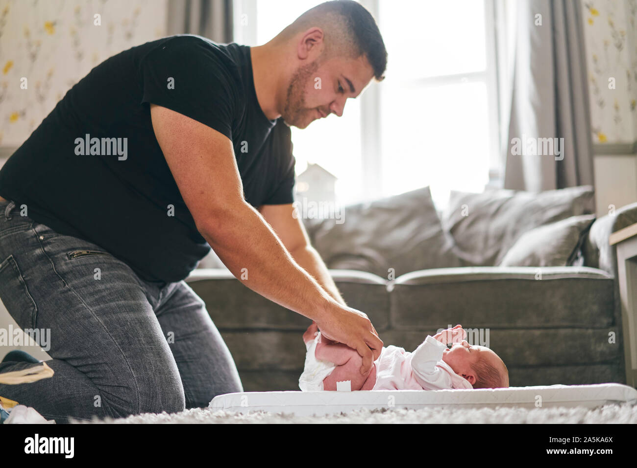 Windel tragen baby -Fotos und -Bildmaterial in hoher Auflösung – Alamy
