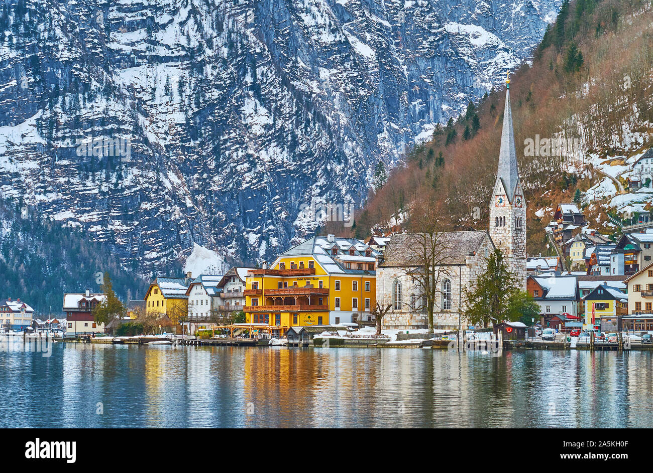 HALLSTATT, Österreich - 25. FEBRUAR 2019: Die Bootsfahrt entlang ...