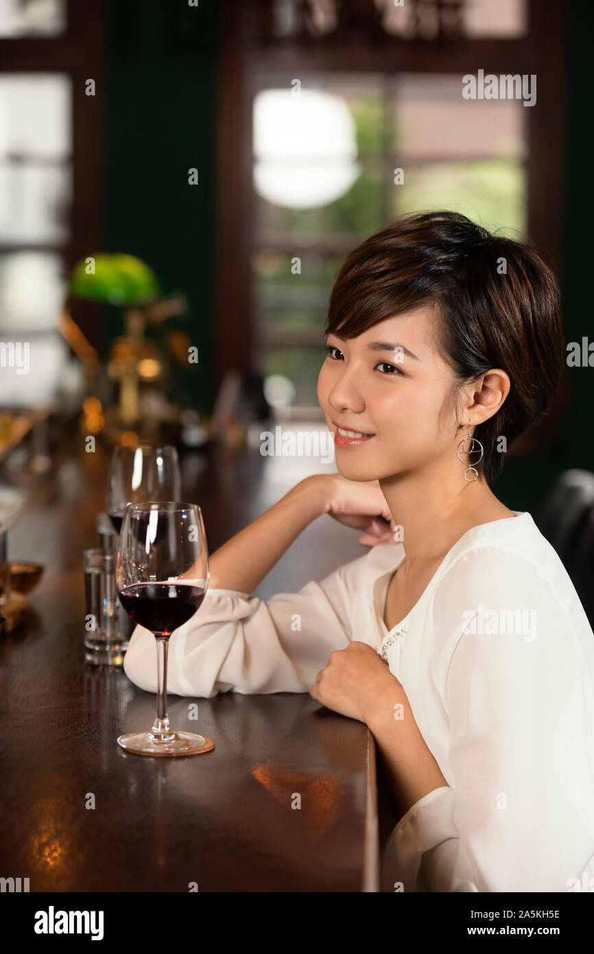 Women in bar -Fotos und -Bildmaterial in hoher Auflösung – Alamy