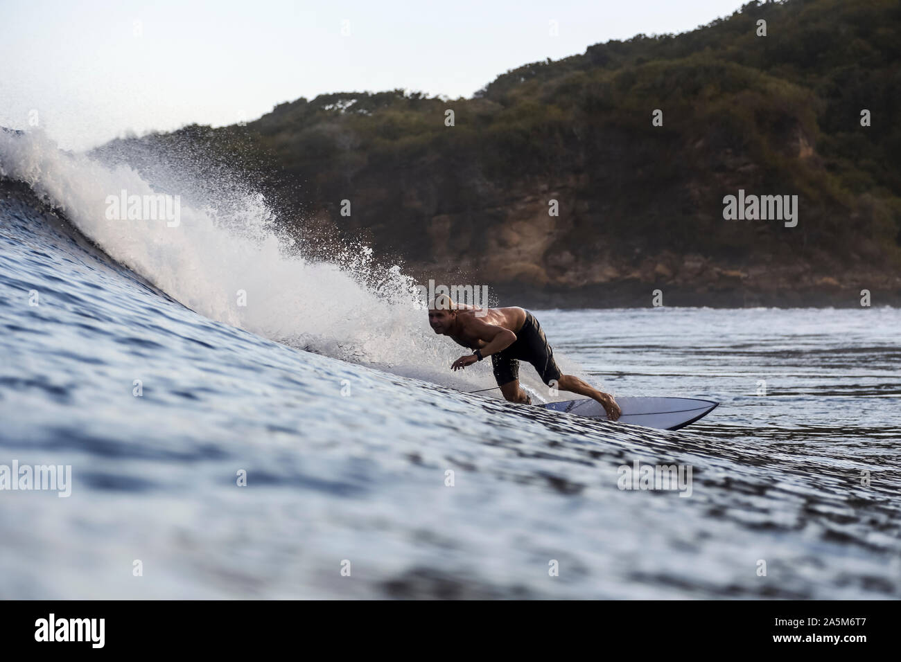 Auf Einem Brett Surfen Stockfotos und -bilder Kaufen - Alamy