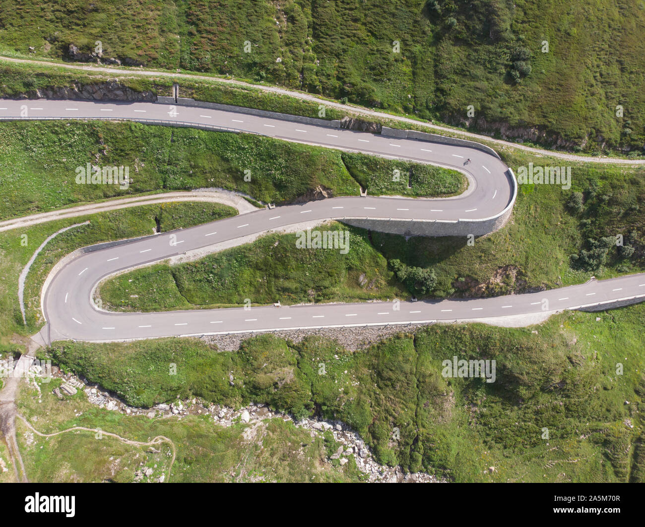 Kurvige kurven voll dargestellt -Fotos und -Bildmaterial in hoher ...