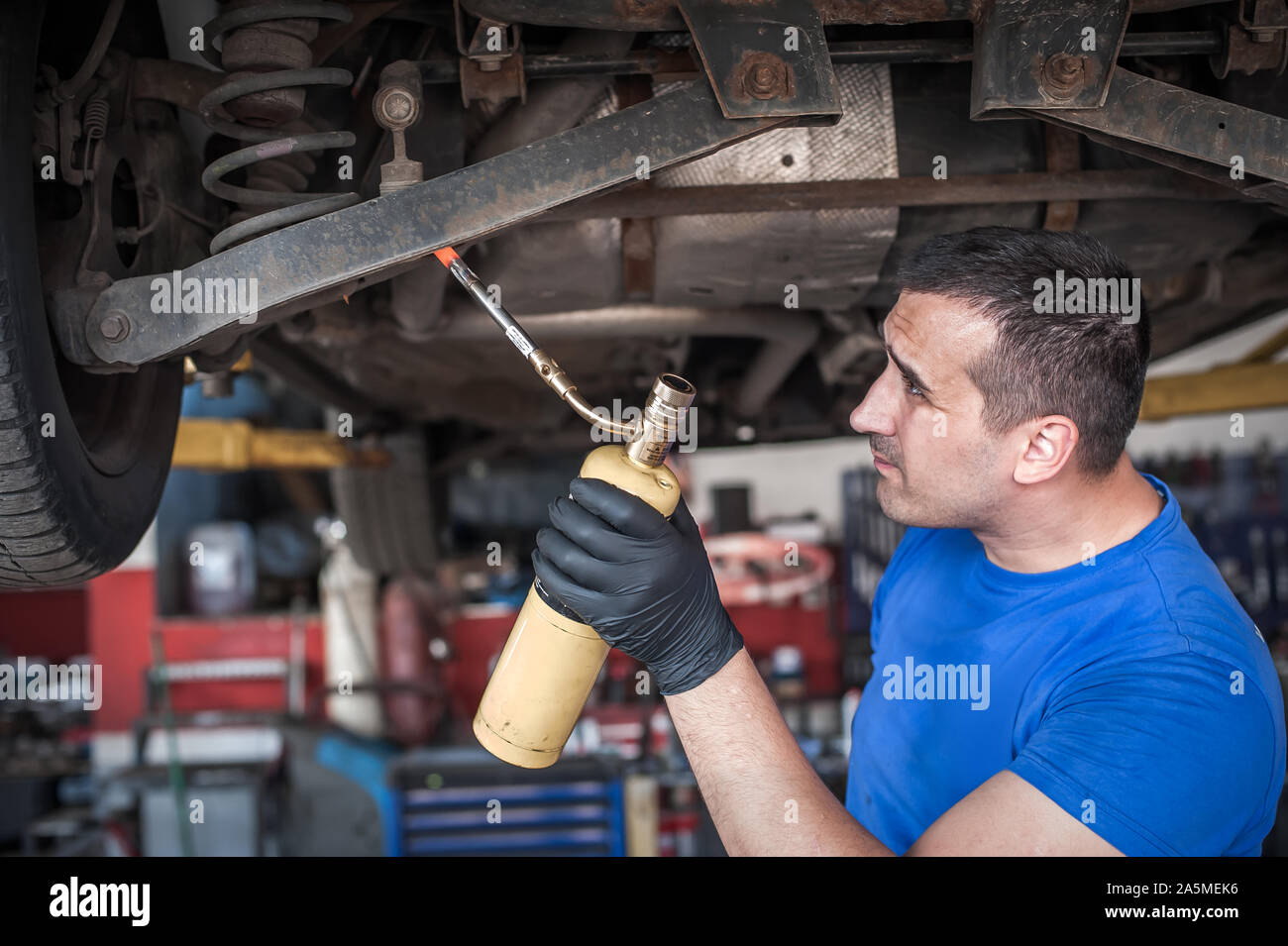 Auto master Mechaniker Werkstatt Heizung die Schrauben mit Butangas ...