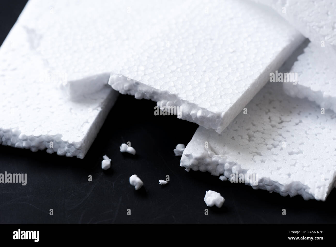 Polystyrene packaging material -Fotos und -Bildmaterial in hoher ...
