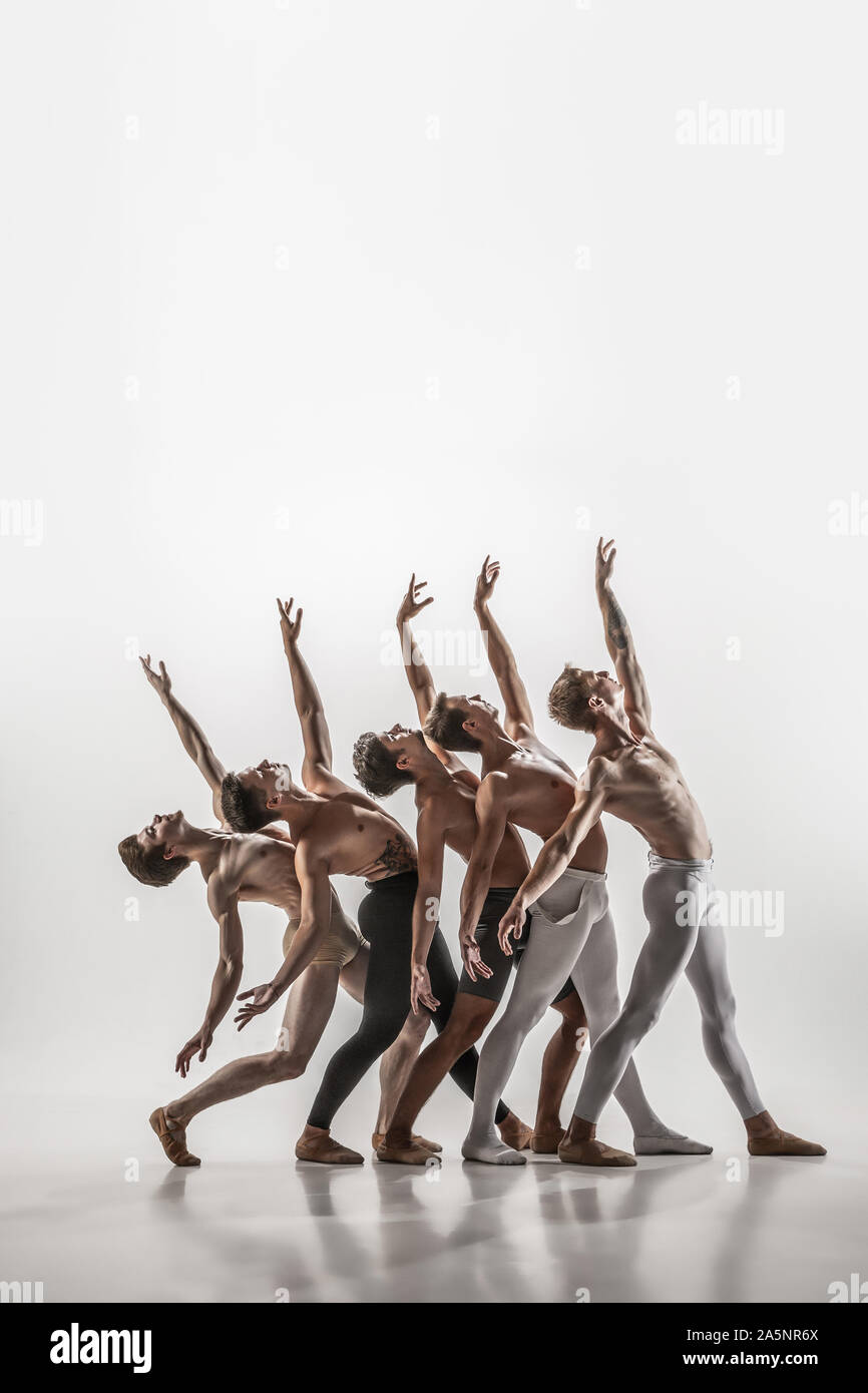 Couple young athletic ballet dancers -Fotos und -Bildmaterial in hoher ...