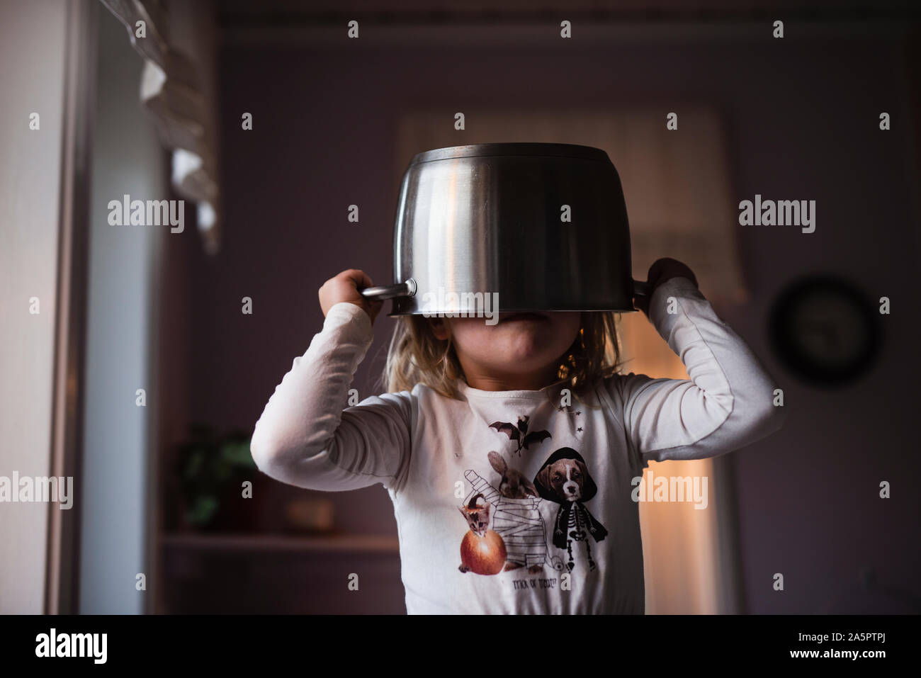 Topf auf kopf -Fotos und -Bildmaterial in hoher Auflösung – Alamy