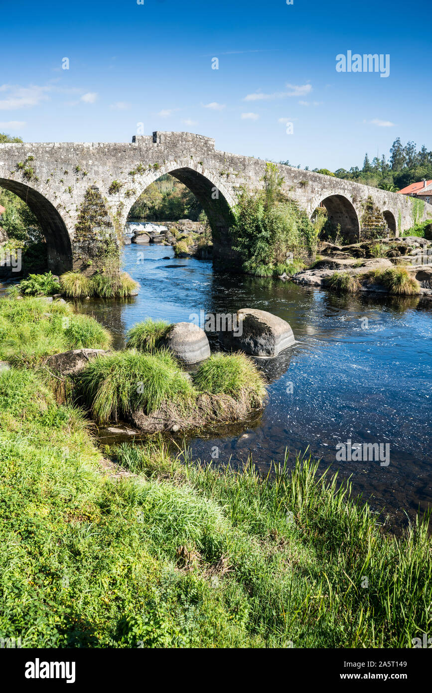 Roman bridge camino de santiago -Fotos und -Bildmaterial in hoher ...