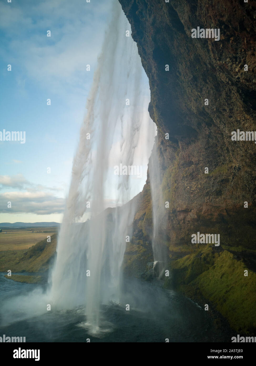 See hinter einem wasserfall -Fotos und -Bildmaterial in hoher Auflösung ...
