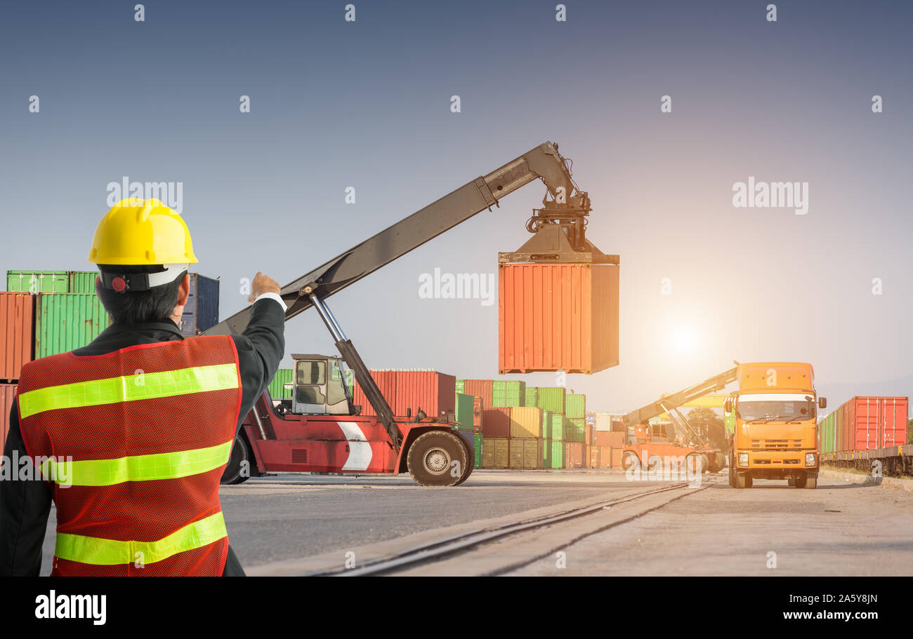 Meister der Gabelstapler hochladen Lkw mit Gabelstapler loader, Mann in ...
