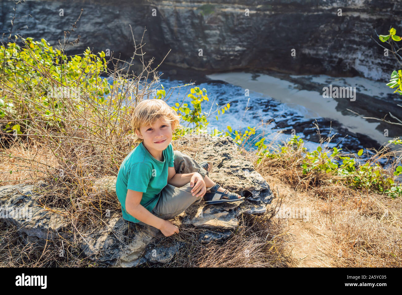 Junge Touristen in der Nähe von Broken Strand in Nusa Penida ...