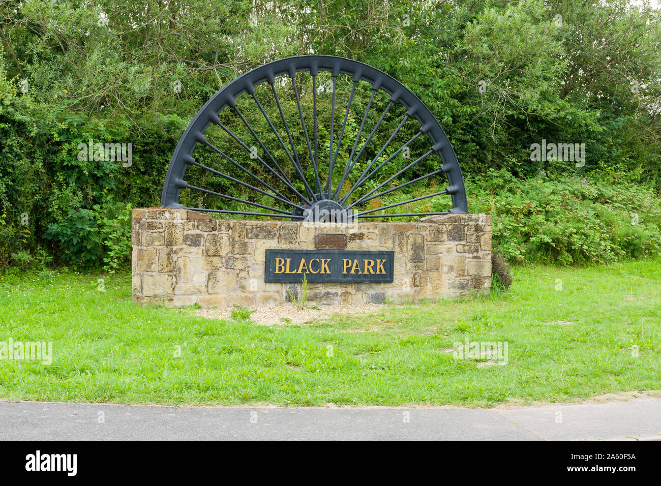 Ein Denkmal aus einer Wicklung Rad auf dem Gelände der geschlossenen ...